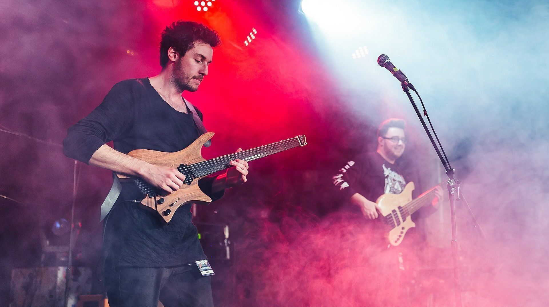 Top 7 Amazing Guitarists and Their Headless Guitars ...